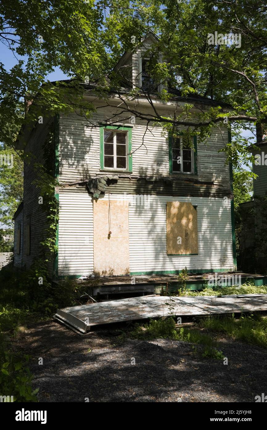 Old and abandoned cottage style residential home, Montreal, Quebec ...