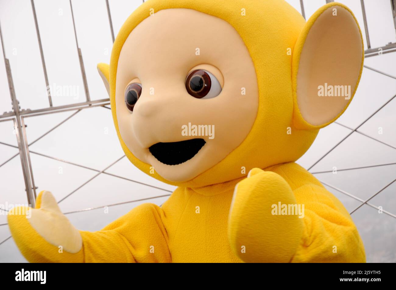 New York, United States. 26th Apr, 2022. A Teletubby visits the Empire ...