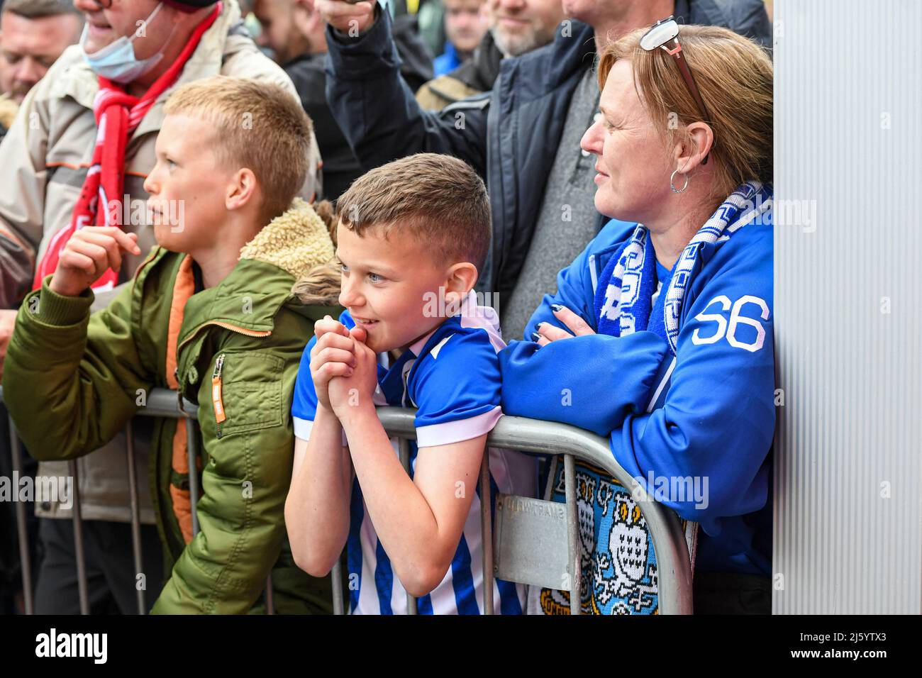 Sheffield wednesday fans in the stadium hi-res stock photography and ...