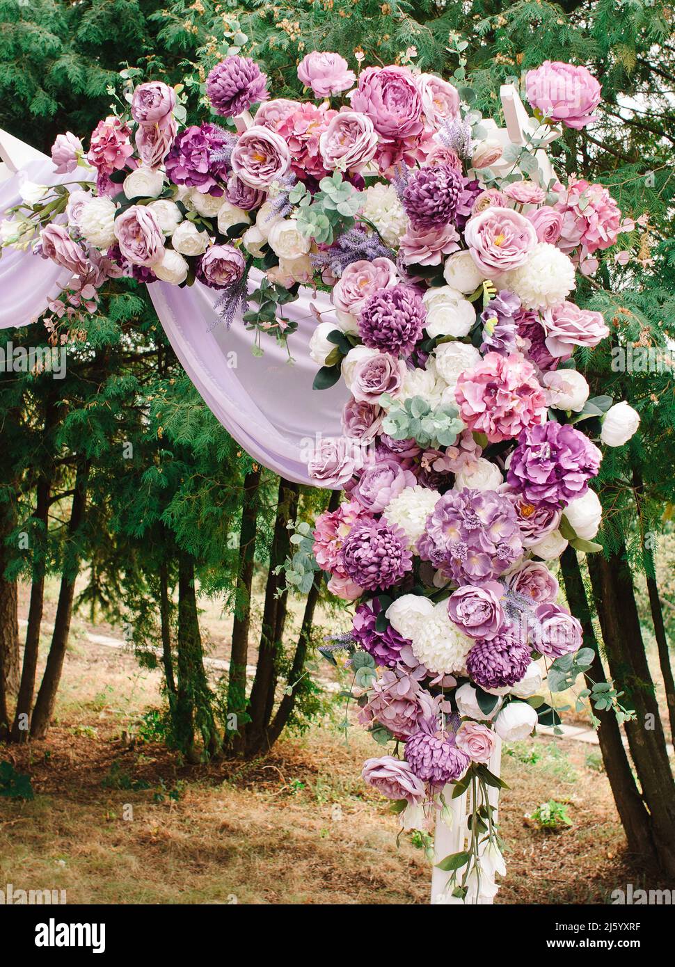 Purple floral wedding decoration, arch of lilac flowers Stock Photo - Alamy