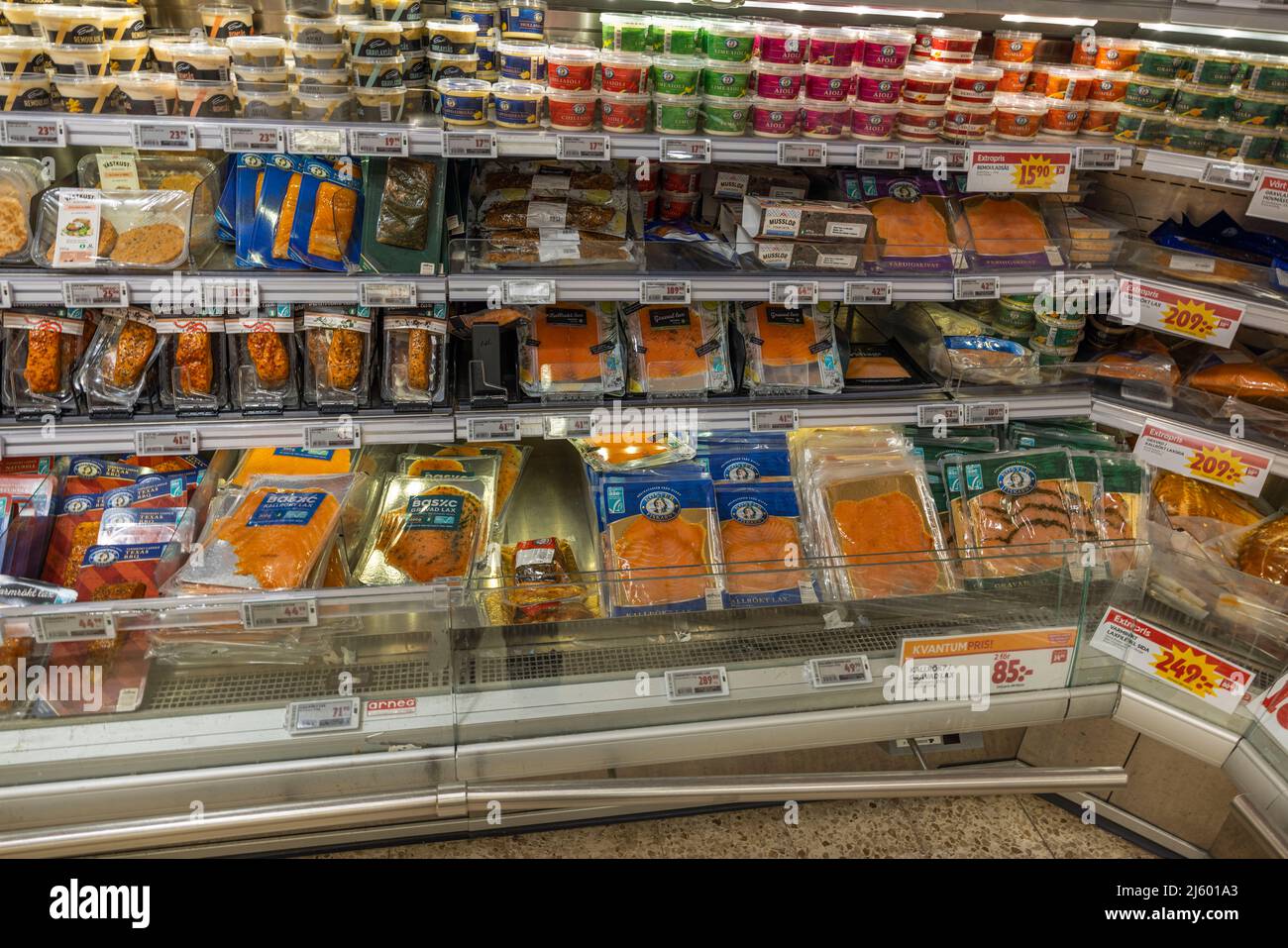 Supermarket shelves fresh fish hi-res stock photography and images - Alamy