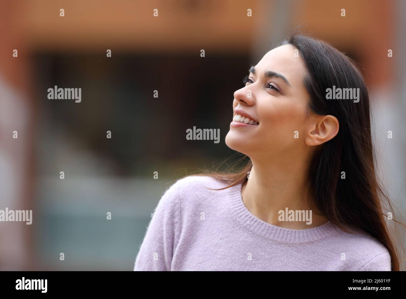 Woman to the side hi-res stock photography and images - Alamy