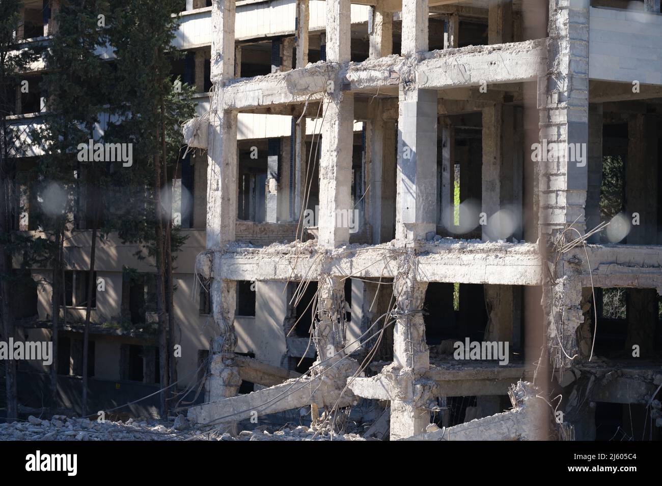 City bombing devastation hi-res stock photography and images - Alamy
