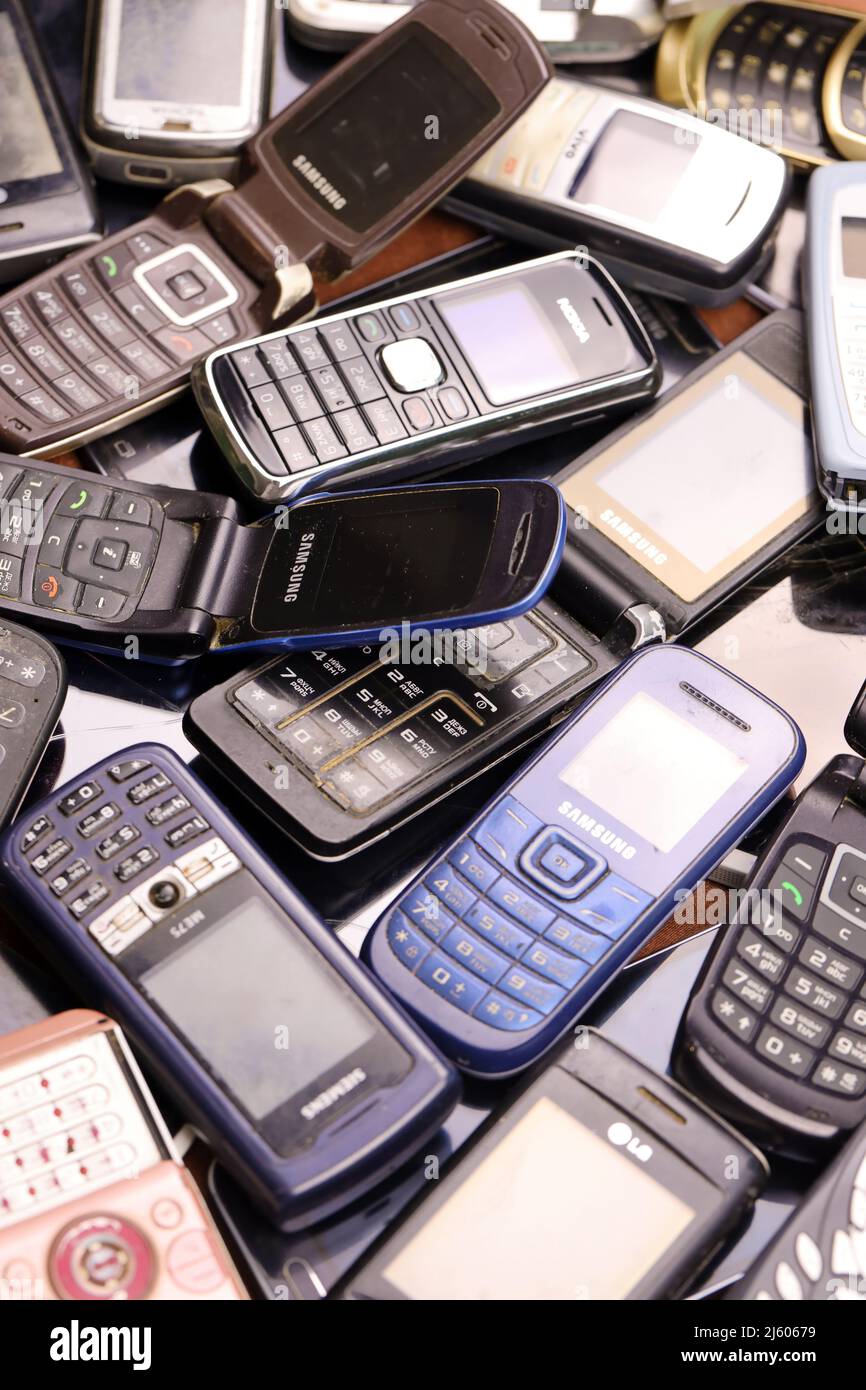Cellular phone 2000s hi-res stock photography and images - Alamy
