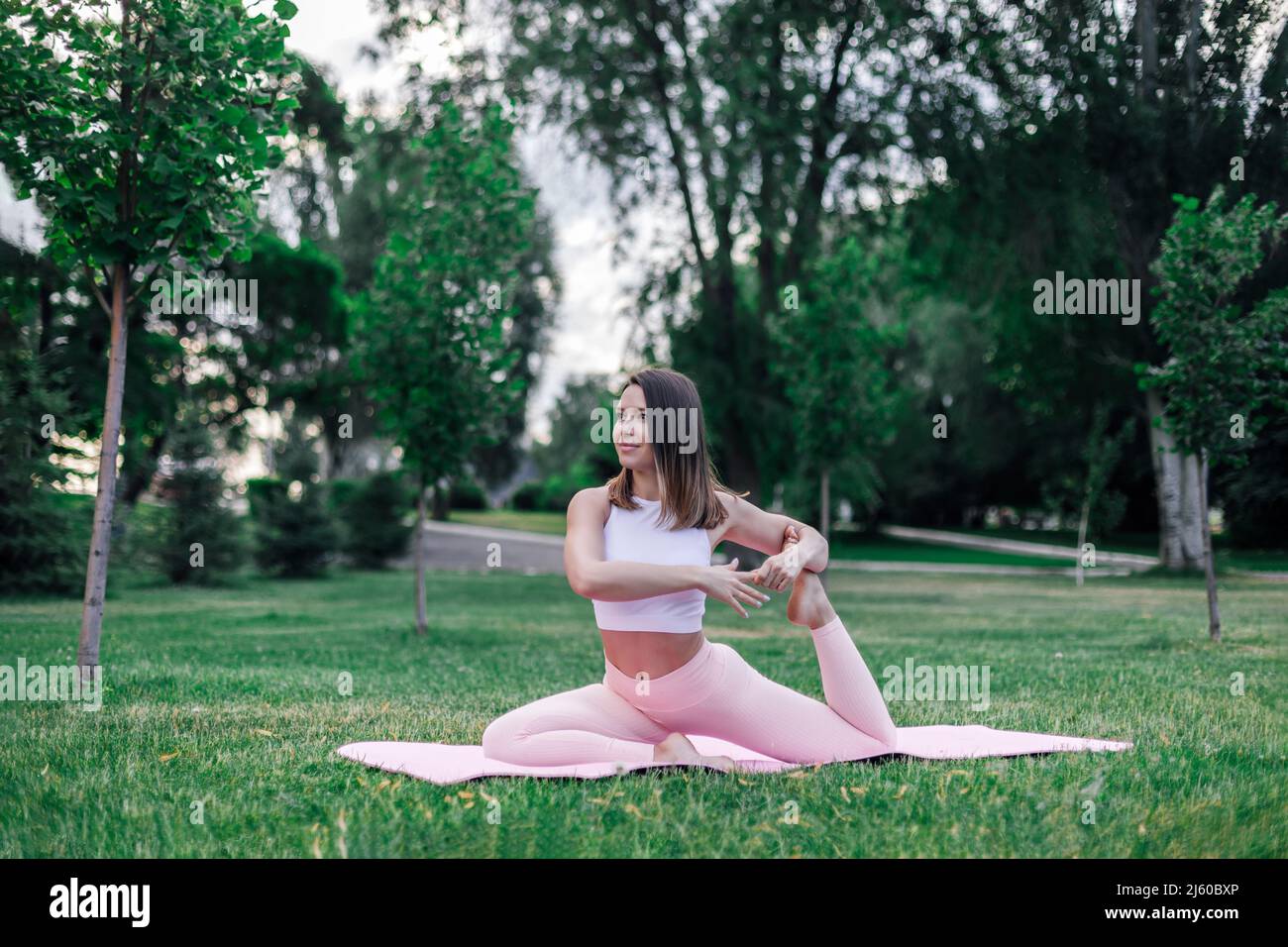 Dove pose hi-res stock photography and images - Alamy