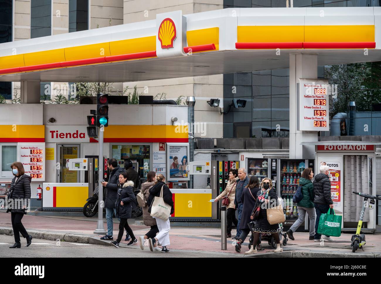 Spain sign shell gas logo hi-res stock photography and images - Alamy