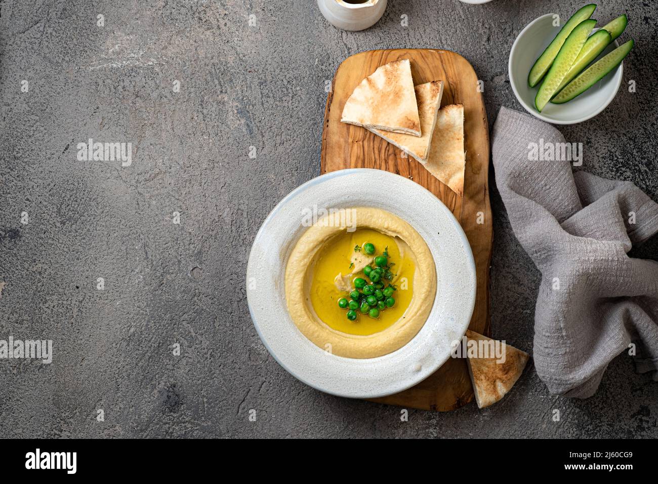 Lebanese hommos with pita bread and veggies Stock Photo - Alamy