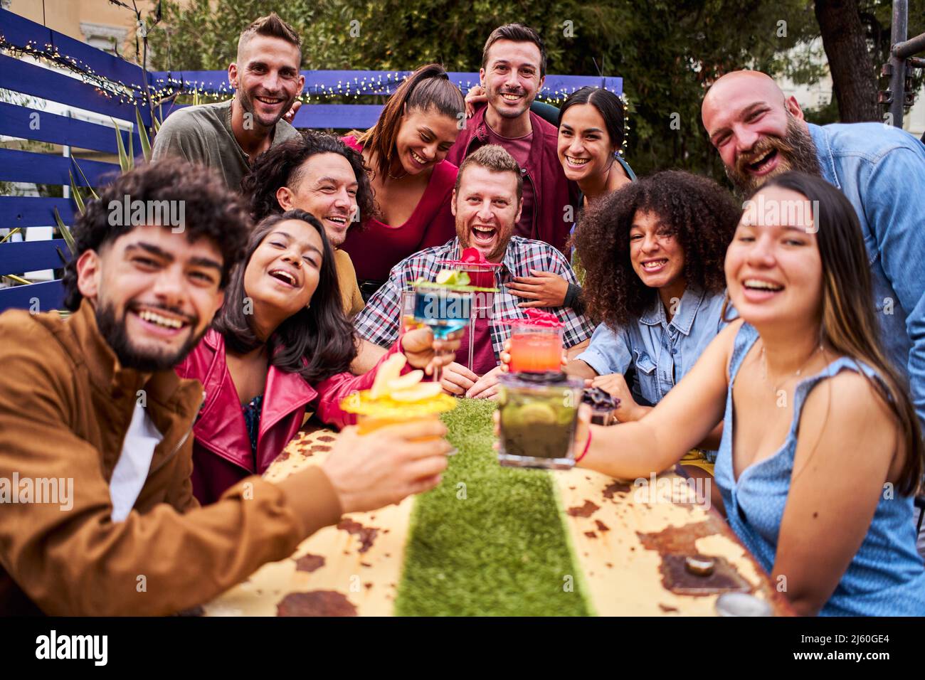 Group of friends drinking alcohol hi-res stock photography and images ...
