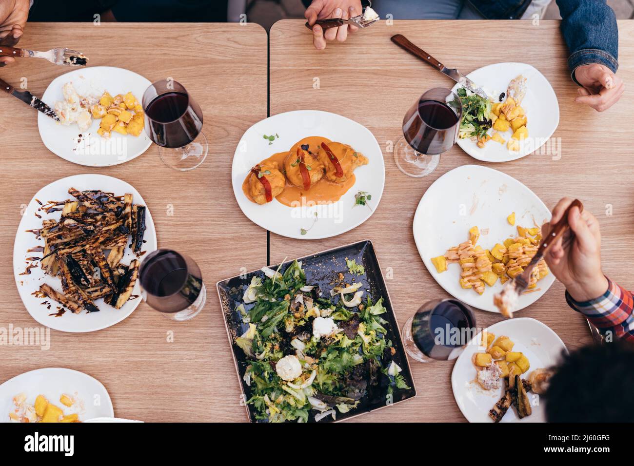 zenith shot of 4 people eating at a restaurant table Stock Photo - Alamy