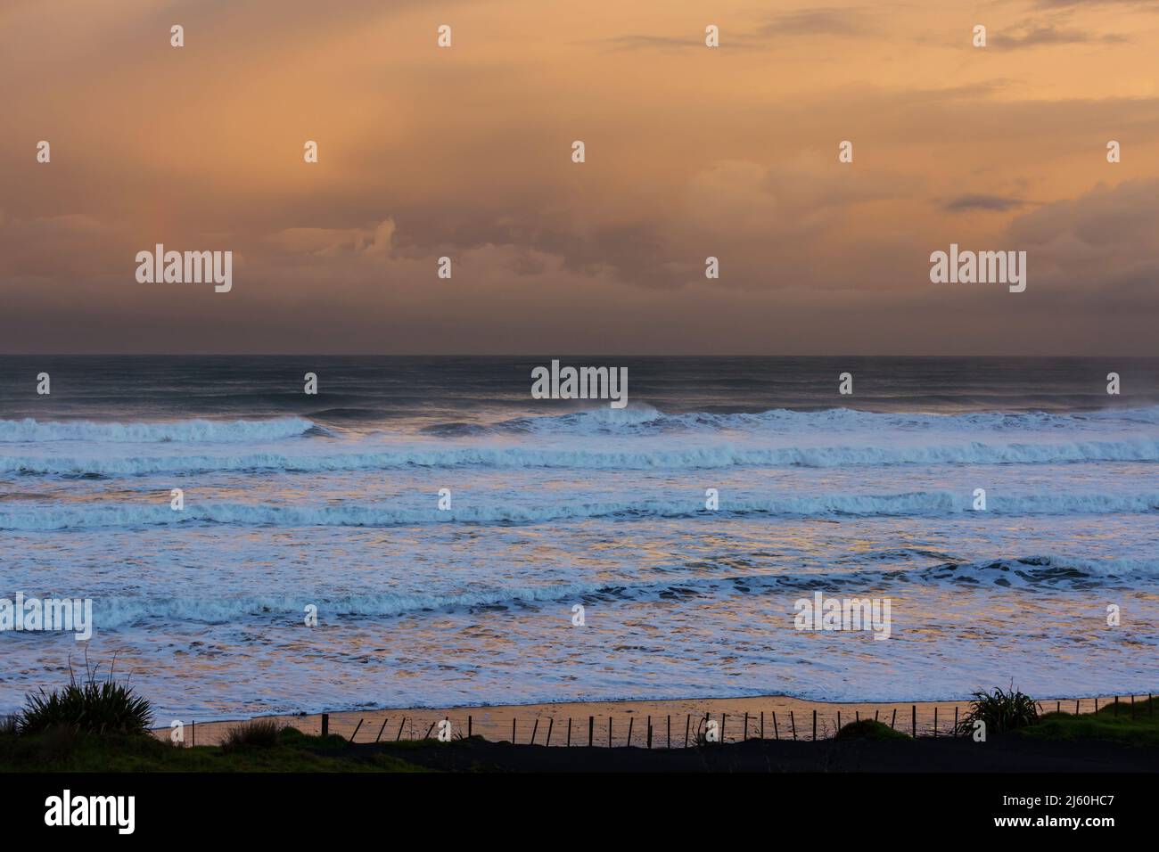 Sunset scene in a ocean beach, New Zealand. Nature and travel ...