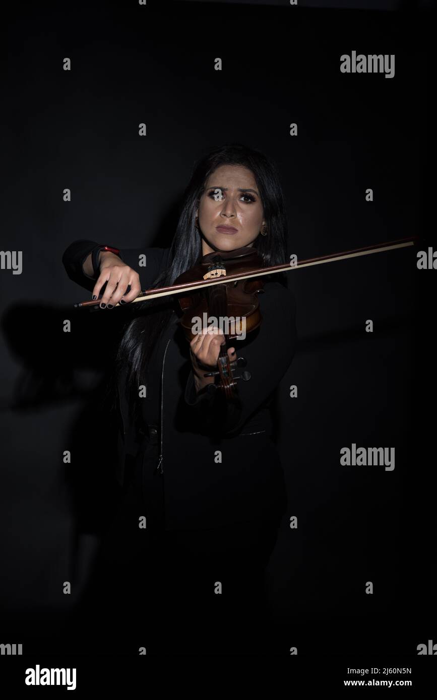 Girl violin behind hi-res stock photography and images - Alamy
