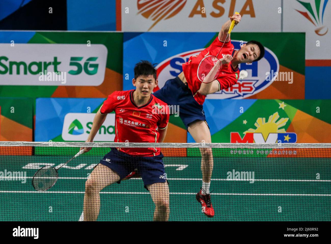 Manila. 26th Apr, 2022. Liu Yuchen (L)/Ou Xuanyi of China compete ...
