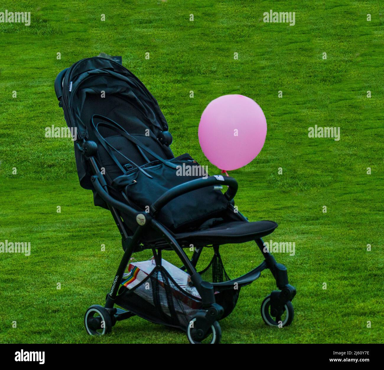 Girl balloon grass hi-res stock photography and images - Alamy