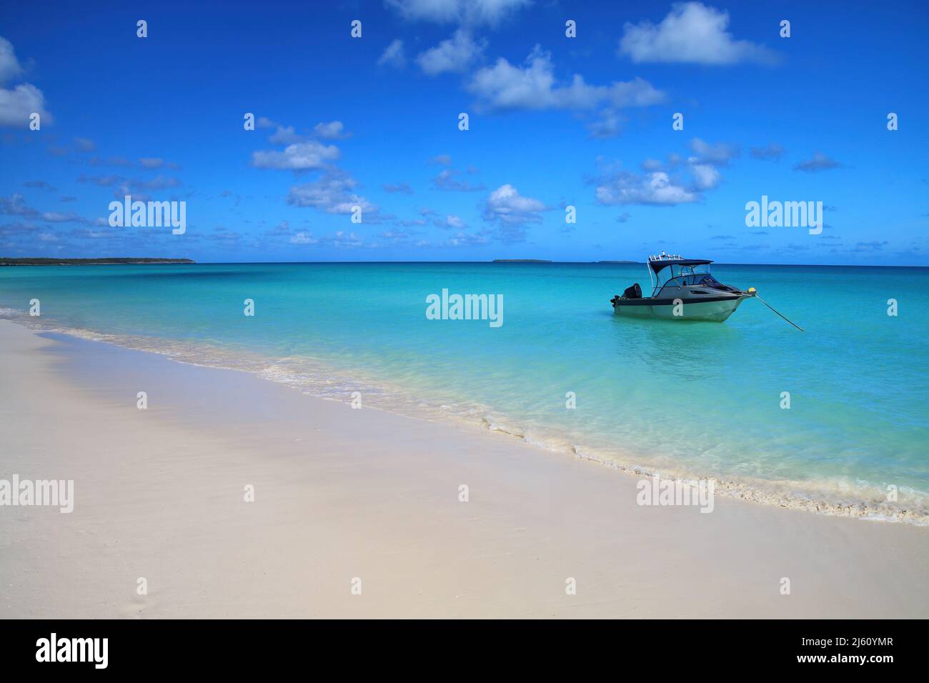 Fayaoue beach on the coast of Ouvea lagoon, Mouli and Ouvea Islands ...