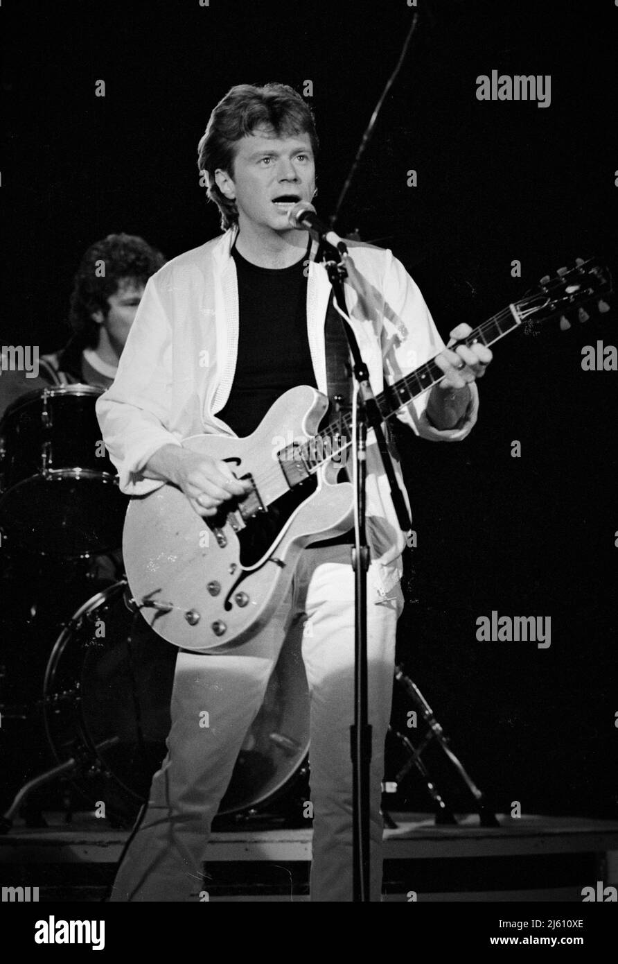 Gold guitar icon Black and White Stock Photos & Images - Alamy