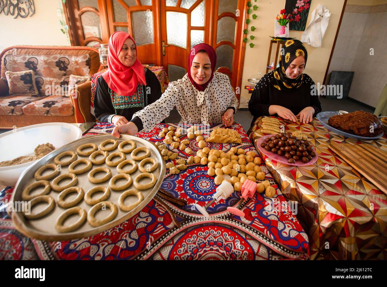 Gaza, Palestine. 26th Apr, 2022. A Palestinian family makes traditional ...