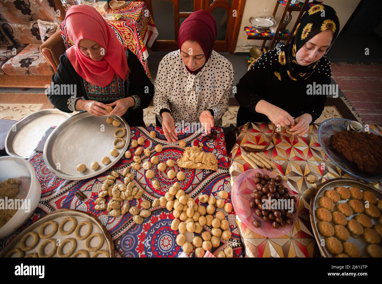 Gaza, Palestine. 26th Apr, 2022. A Palestinian family makes traditional ...