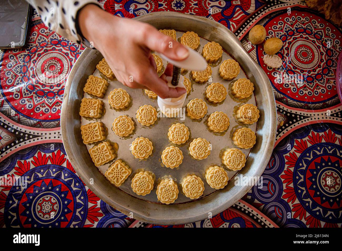 Gaza, Palestine. 26th Apr, 2022. A Palestinian woman makes traditional ...