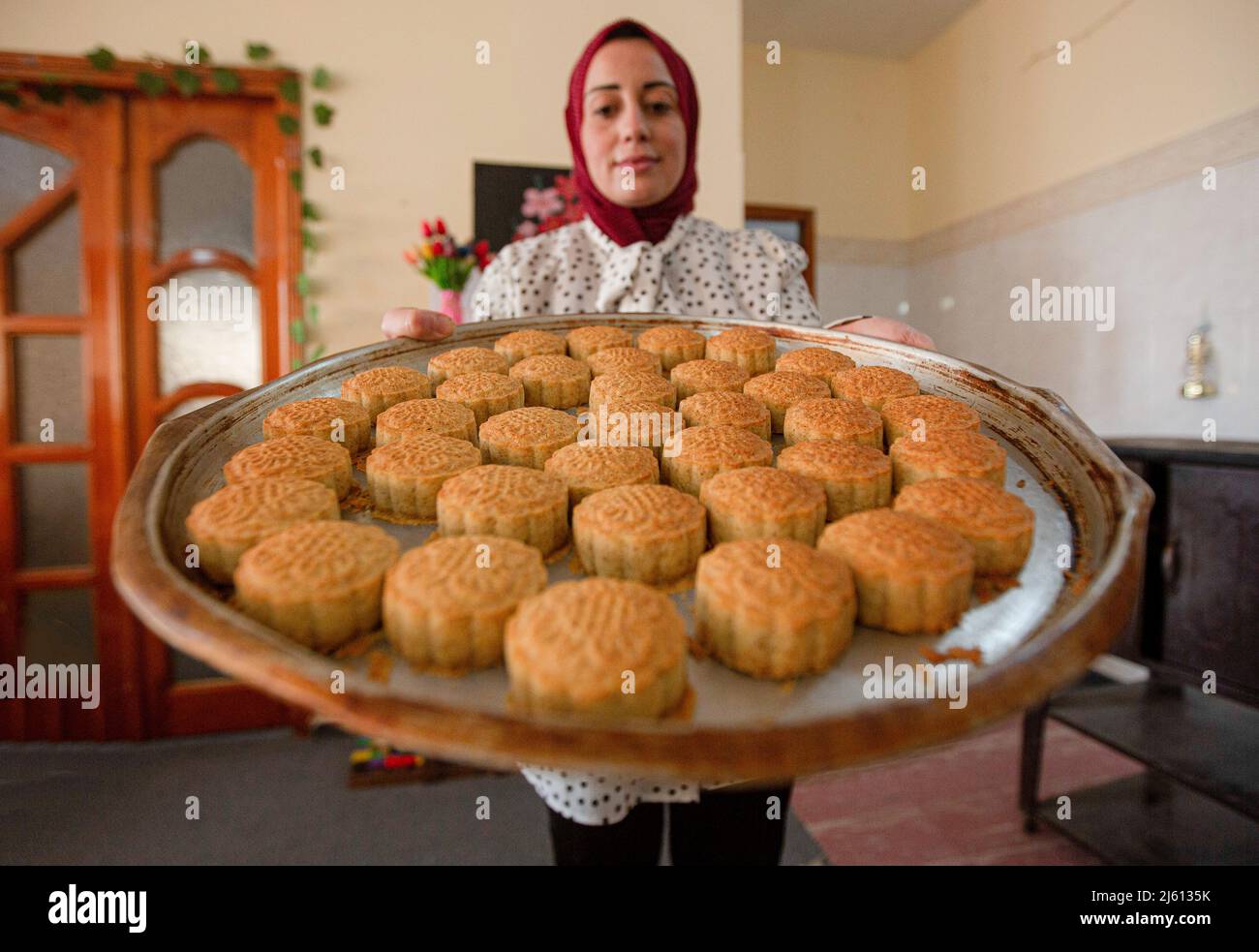 Palestinian sweets woman hi-res stock photography and images - Alamy