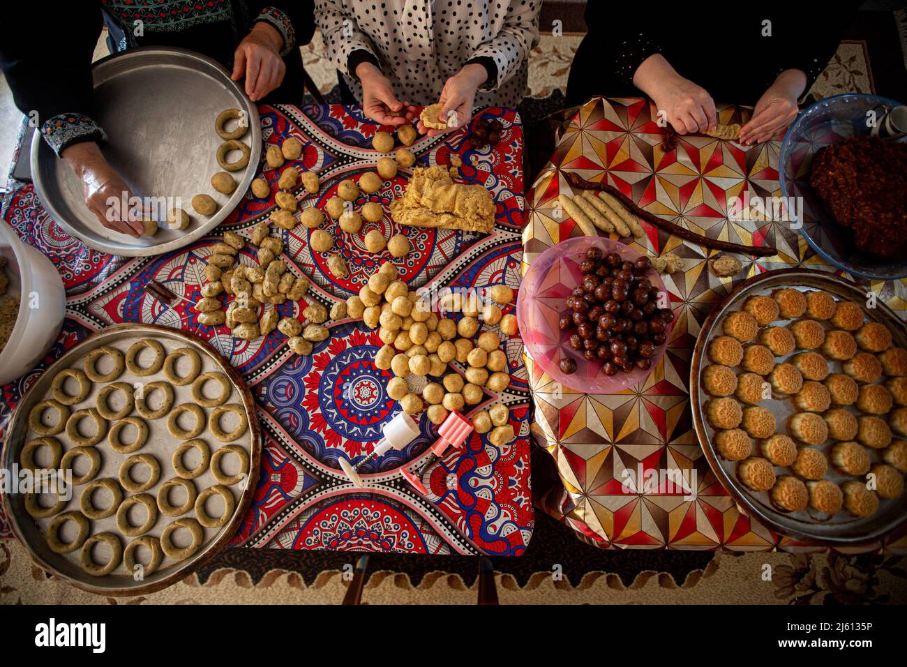 Gaza, Palestine. 26th Apr, 2022. A Palestinian family makes traditional sweets at their home in ...