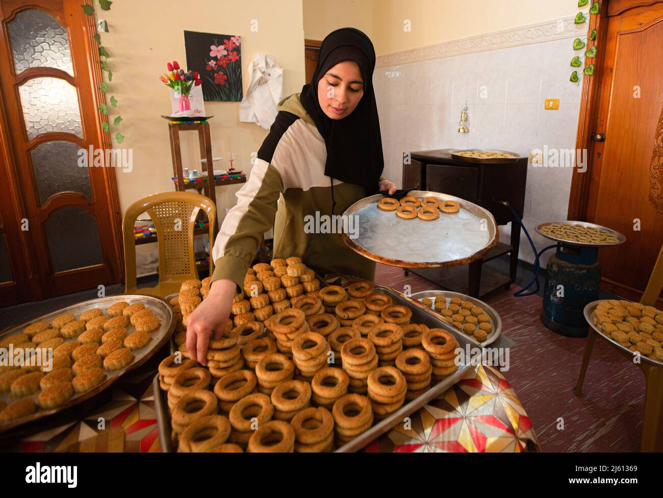 Palestinian sweets woman hi-res stock photography and images - Alamy