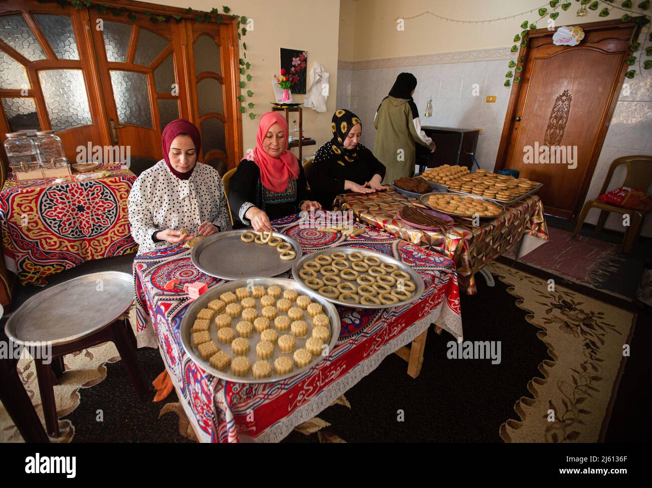Gaza, Palestine. 26th Apr, 2022. A Palestinian family makes traditional ...
