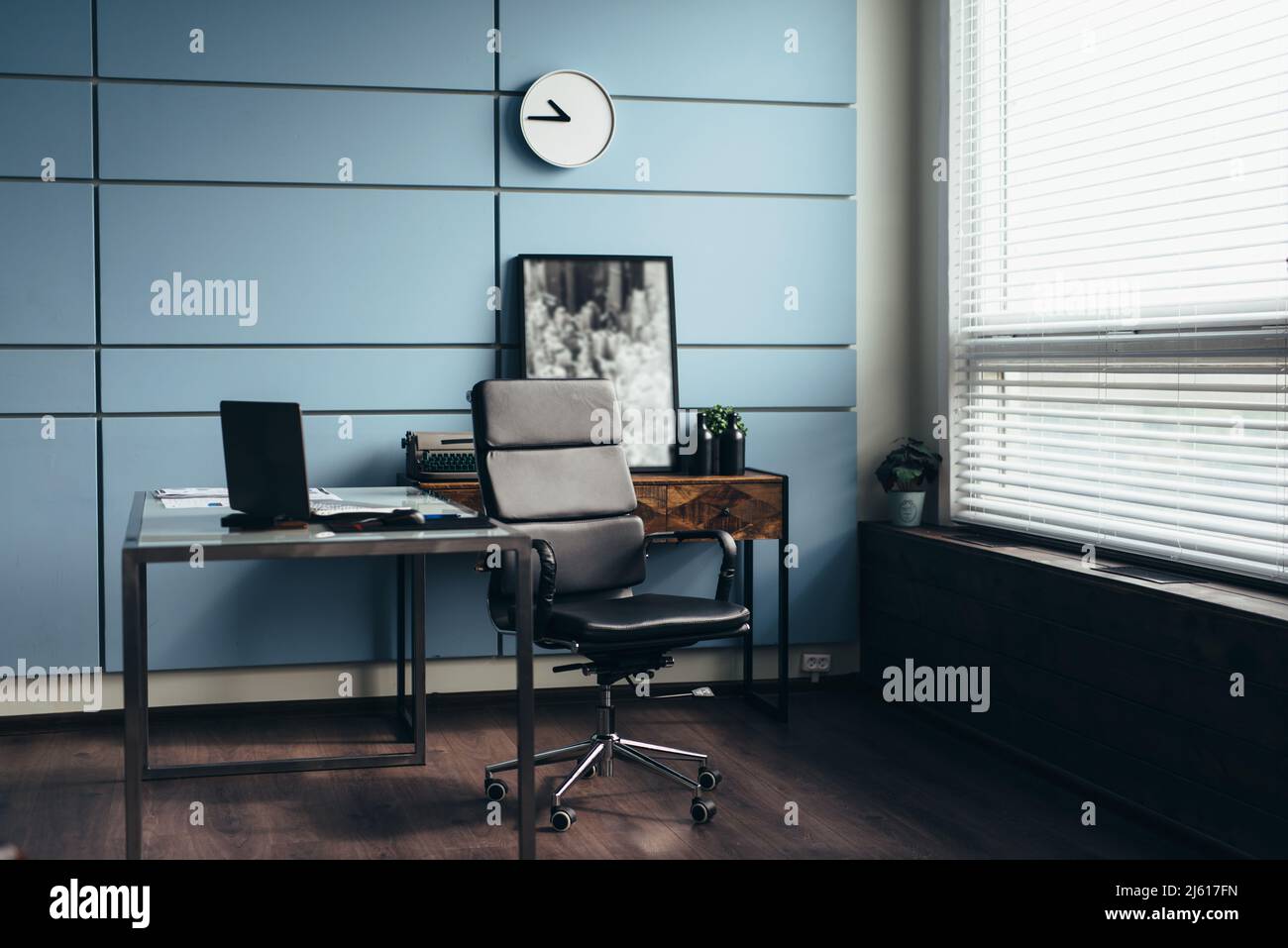 Empty workplace hi-res stock photography and images - Alamy
