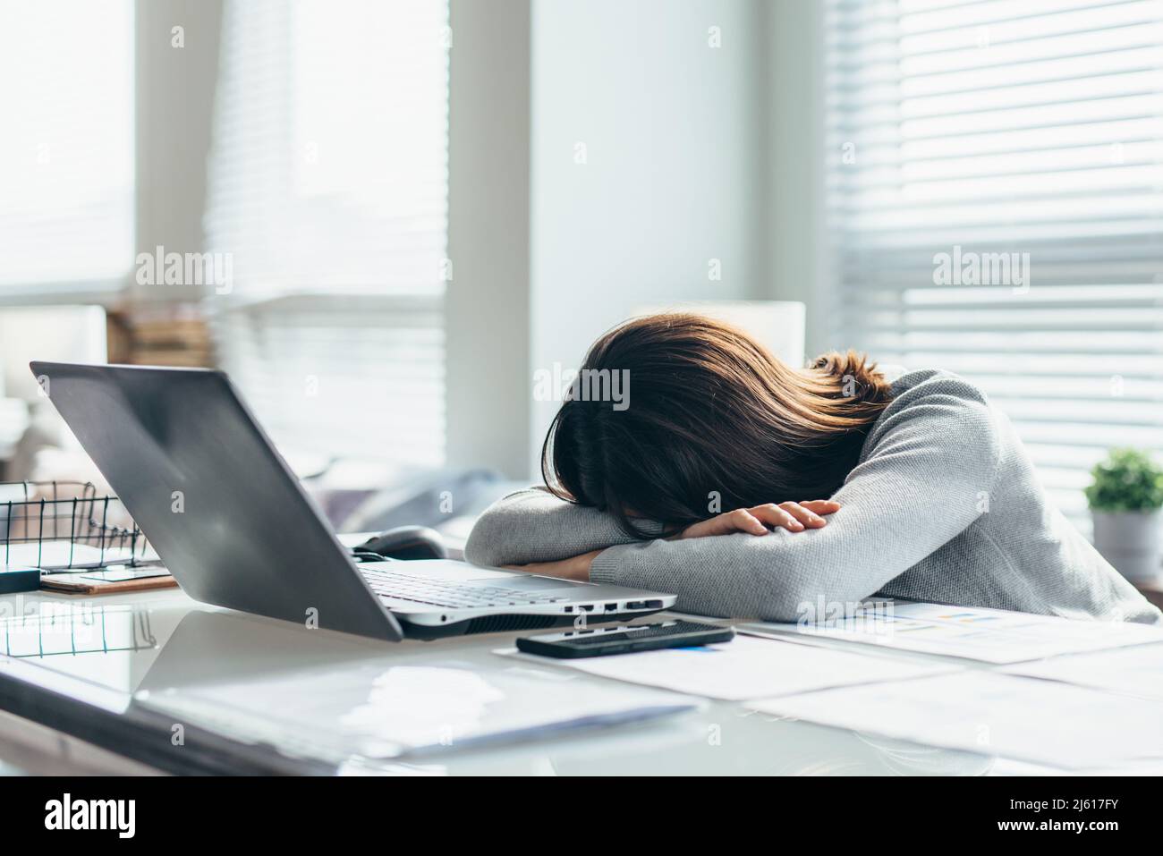 Female student puts her head on the table and sleeps Stock Photo - Alamy