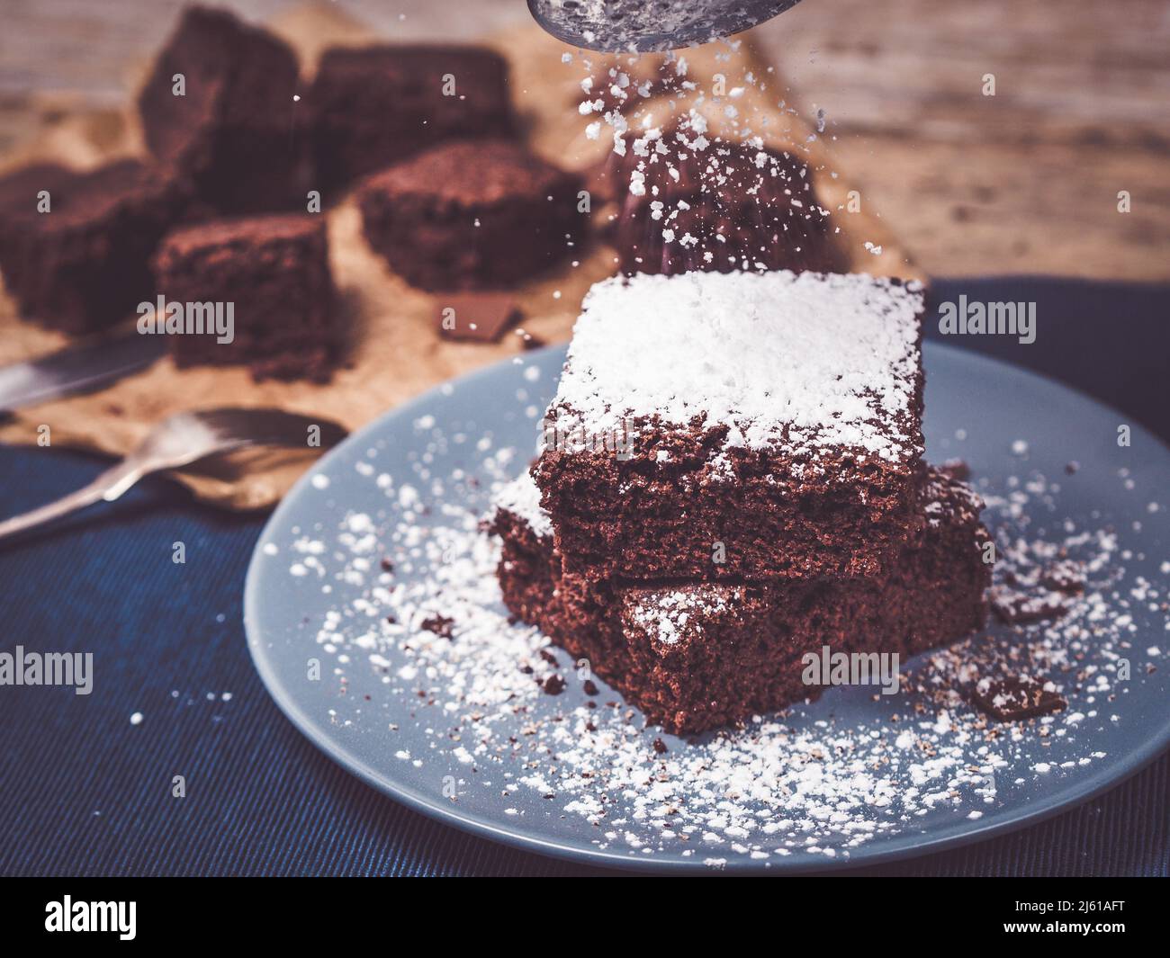 how to use a steel flour sifter or icing sugar dredger powder shaker to ...