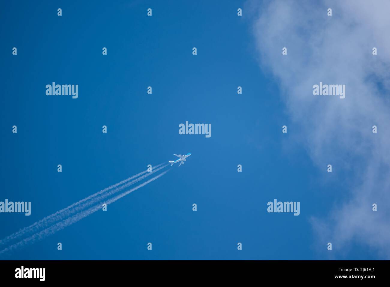 Boeing 747 contrails hi-res stock photography and images - Alamy
