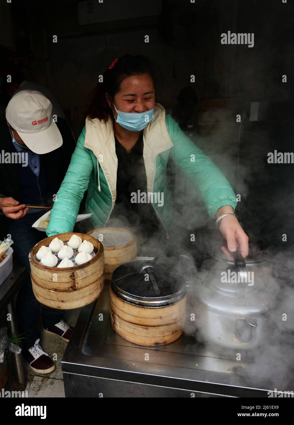 Chinese dumplings basket hi-res stock photography and images - Alamy