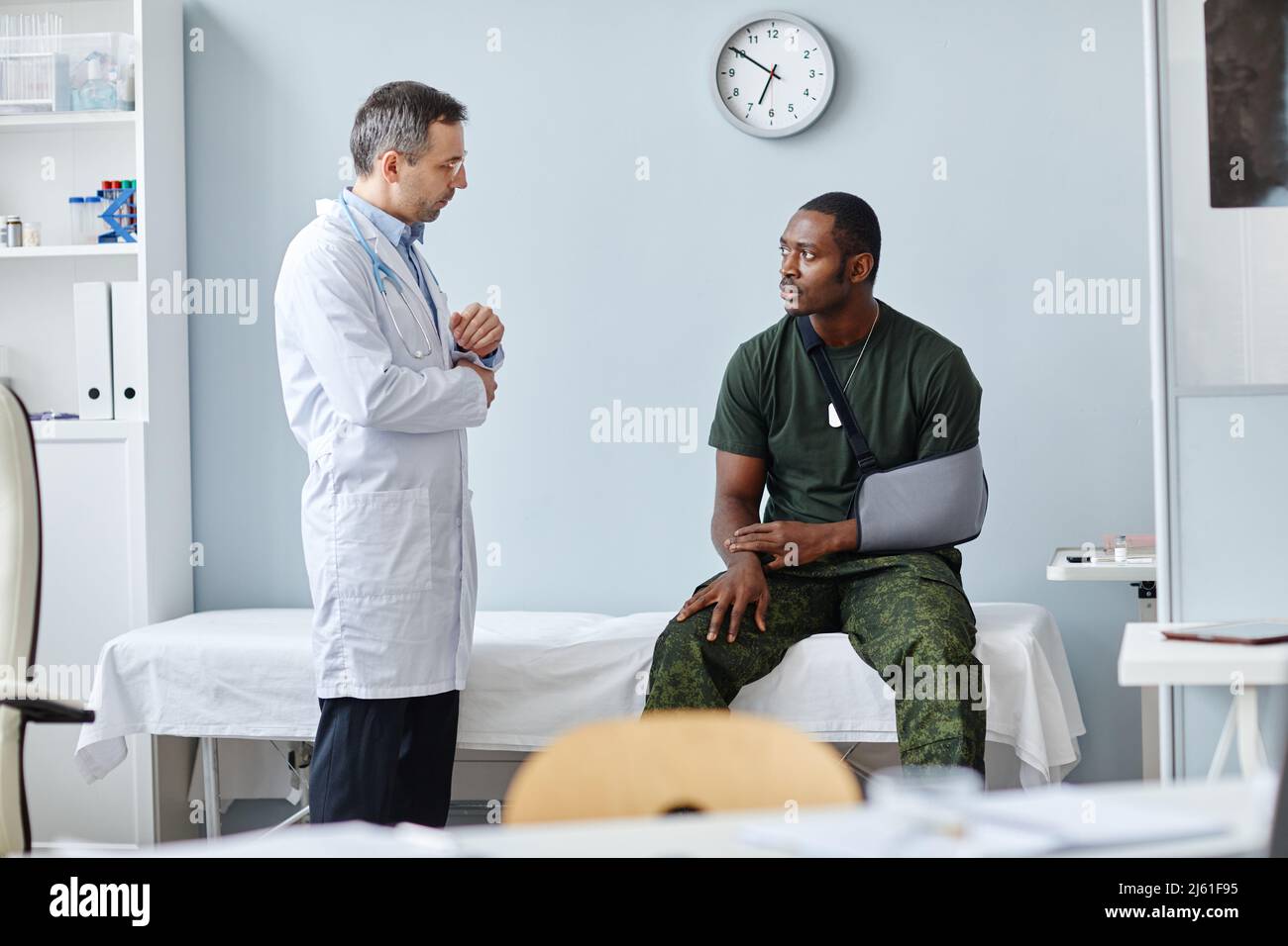 Army medical examination hi-res stock photography and images - Alamy