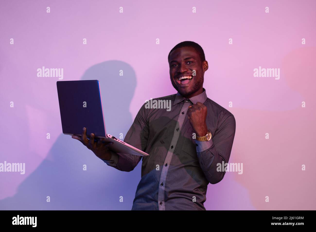 African man holding a laptop hi-res stock photography and images - Alamy