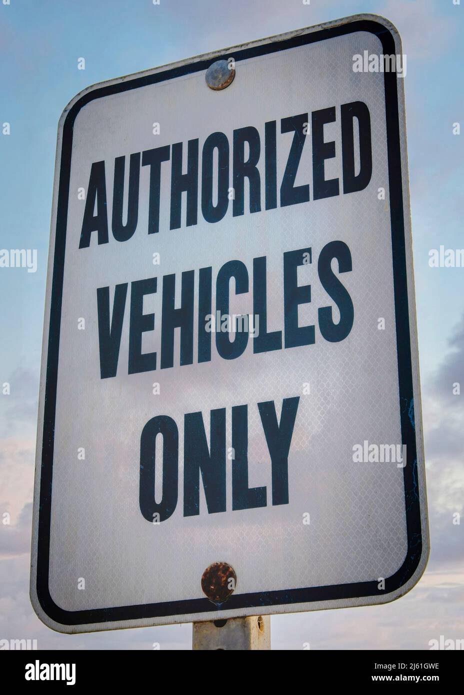 Authorized vehicles only sign hi-res stock photography and images - Alamy