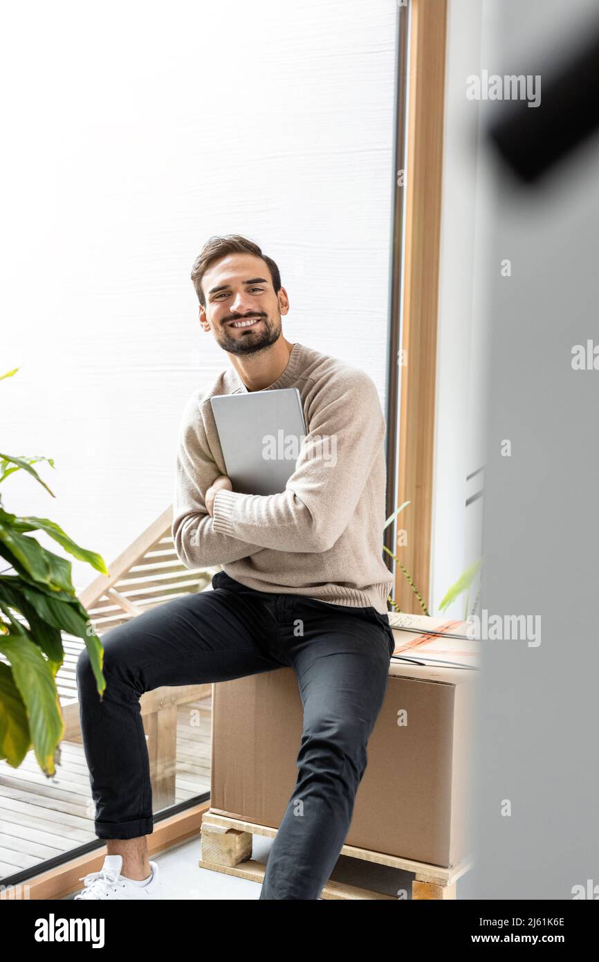 Man sitting with box hi-res stock photography and images - Alamy