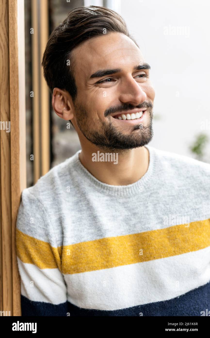 Leaning on door frame hi-res stock photography and images - Alamy