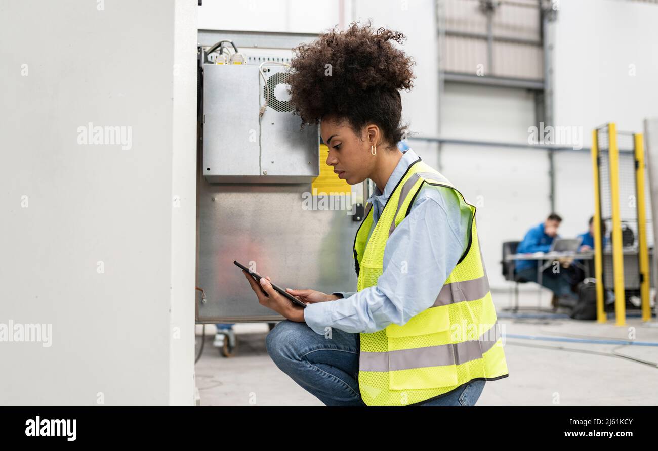 Technician using tablet hi-res stock photography and images - Alamy