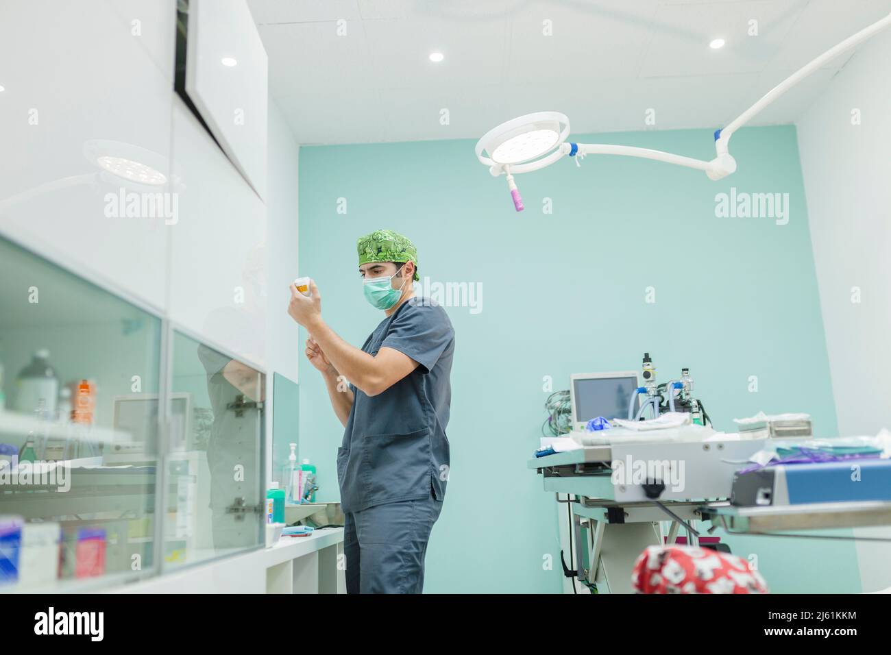 Veterinarian preparing syringe at clinic Stock Photo - Alamy