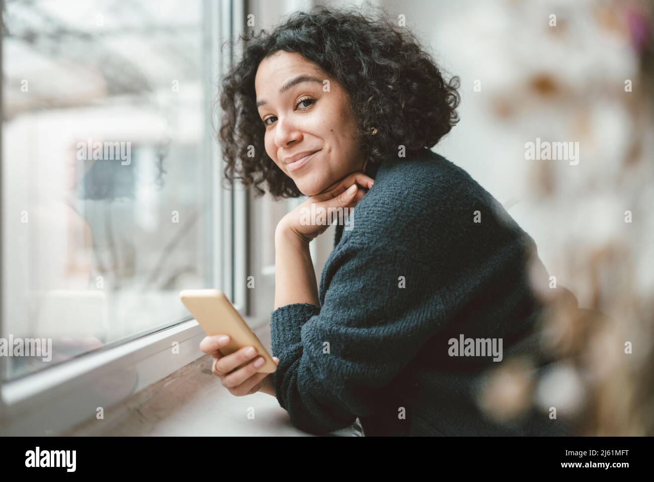 Beautiful woman leaning chin hand hi-res stock photography and images ...