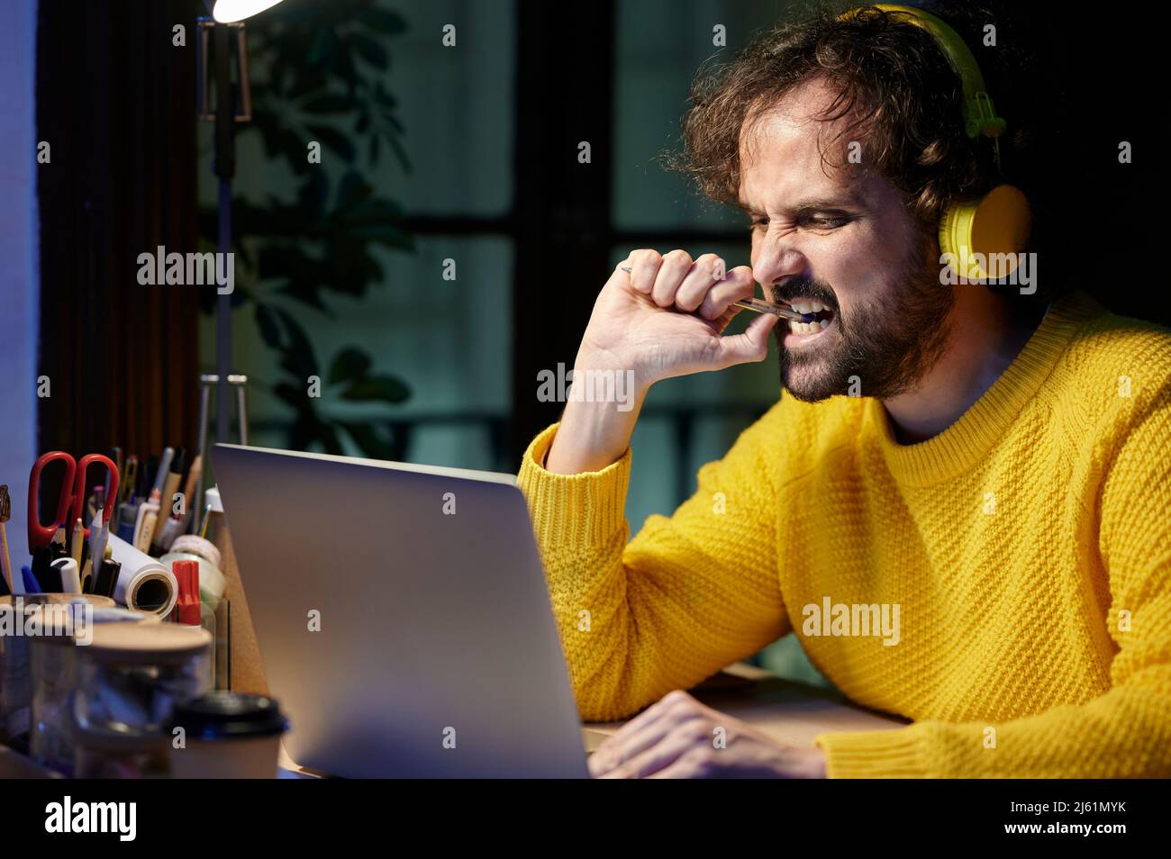 Man biting table hi-res stock photography and images - Alamy