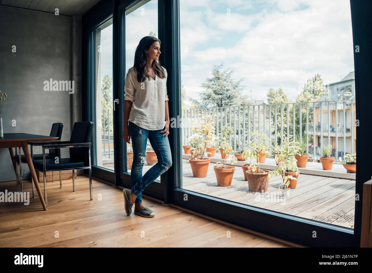 Looking through glass floor hi-res stock photography and images - Alamy
