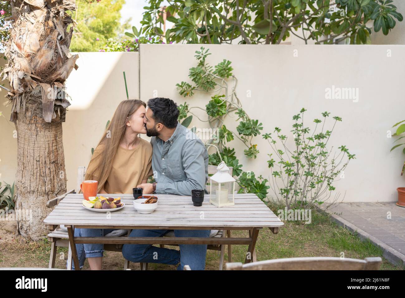 Couple kissing at table hi-res stock photography and images - Alamy