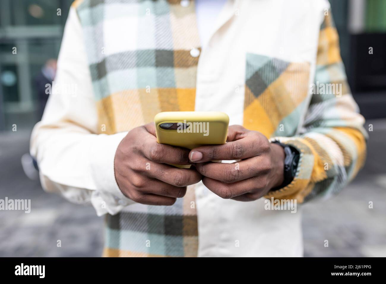 Hand of man text messaging through smart phone Stock Photo - Alamy