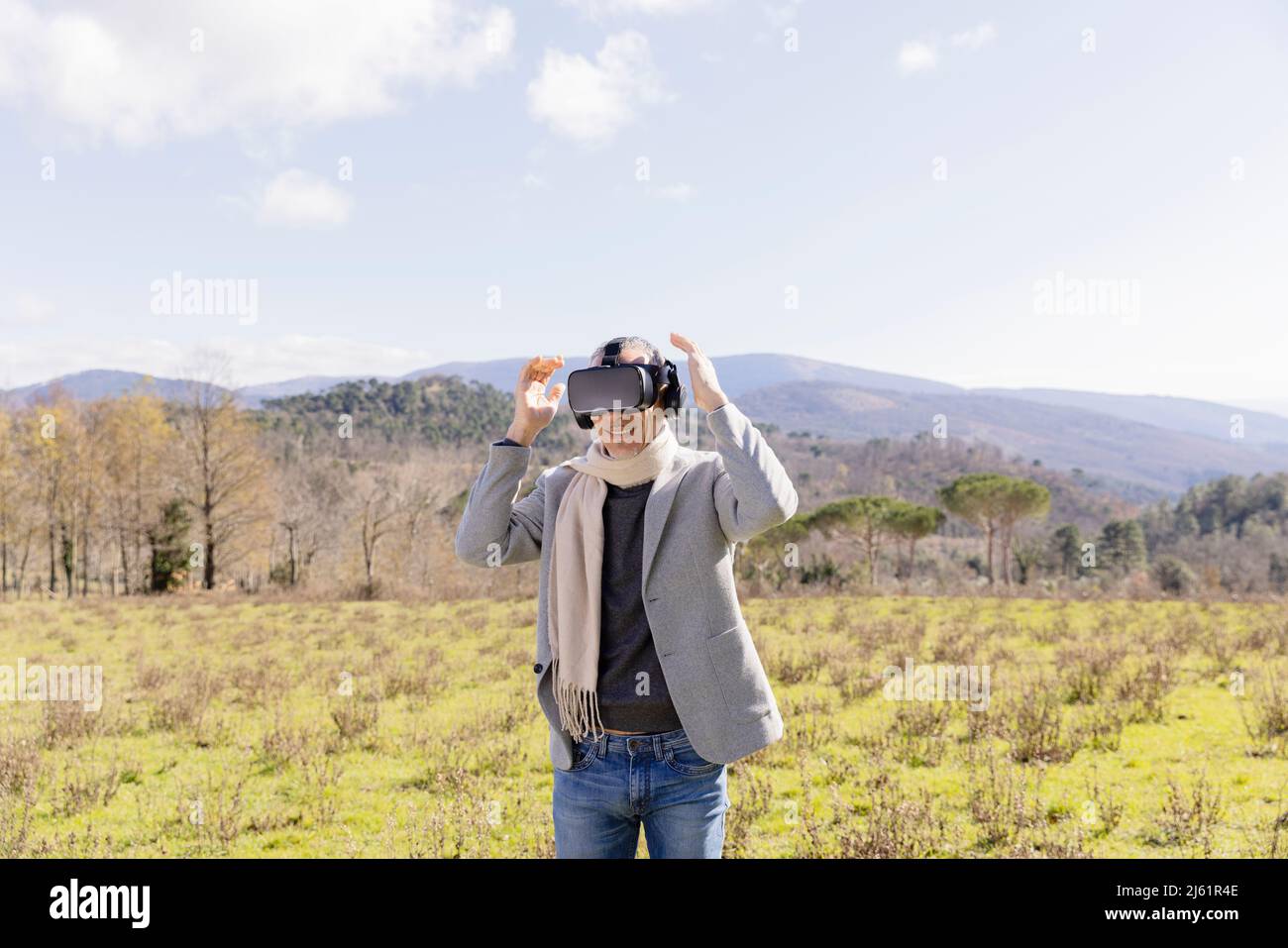 Man vr goggles hi-res stock photography and images - Alamy