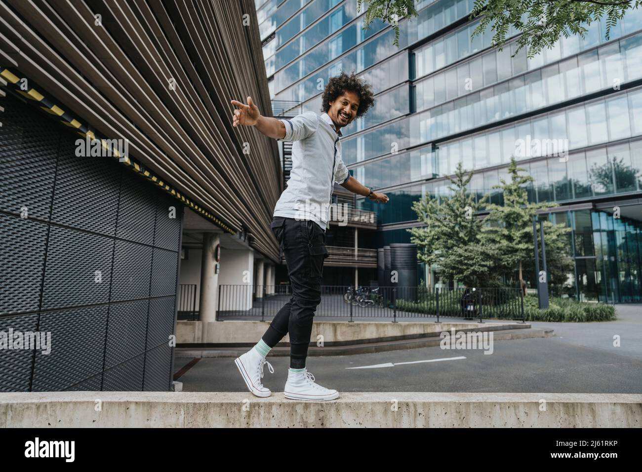 Ledge walking hi-res stock photography and images - Alamy