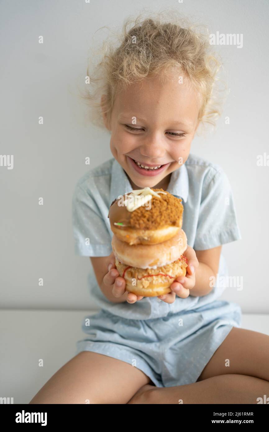 Children eating doughnuts hi-res stock photography and images - Alamy