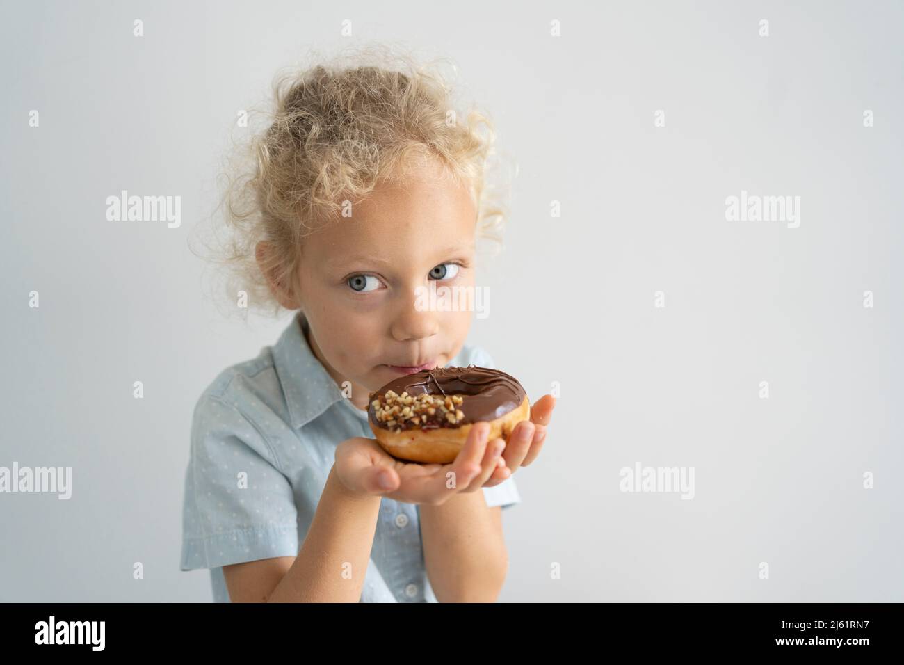 Children eating doughnuts hi-res stock photography and images - Alamy