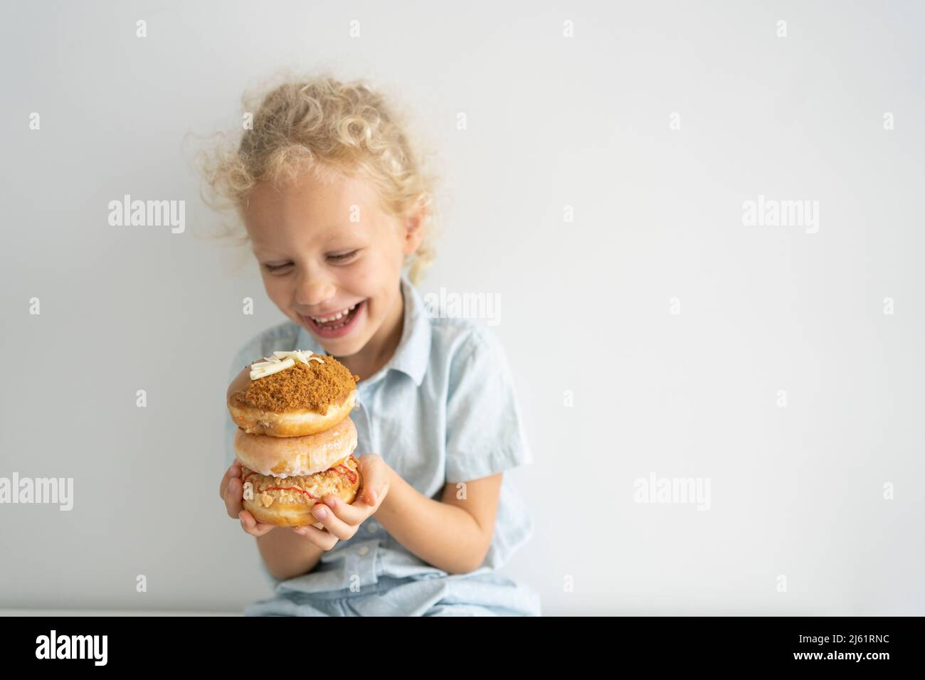 Children eating doughnuts hi-res stock photography and images - Alamy