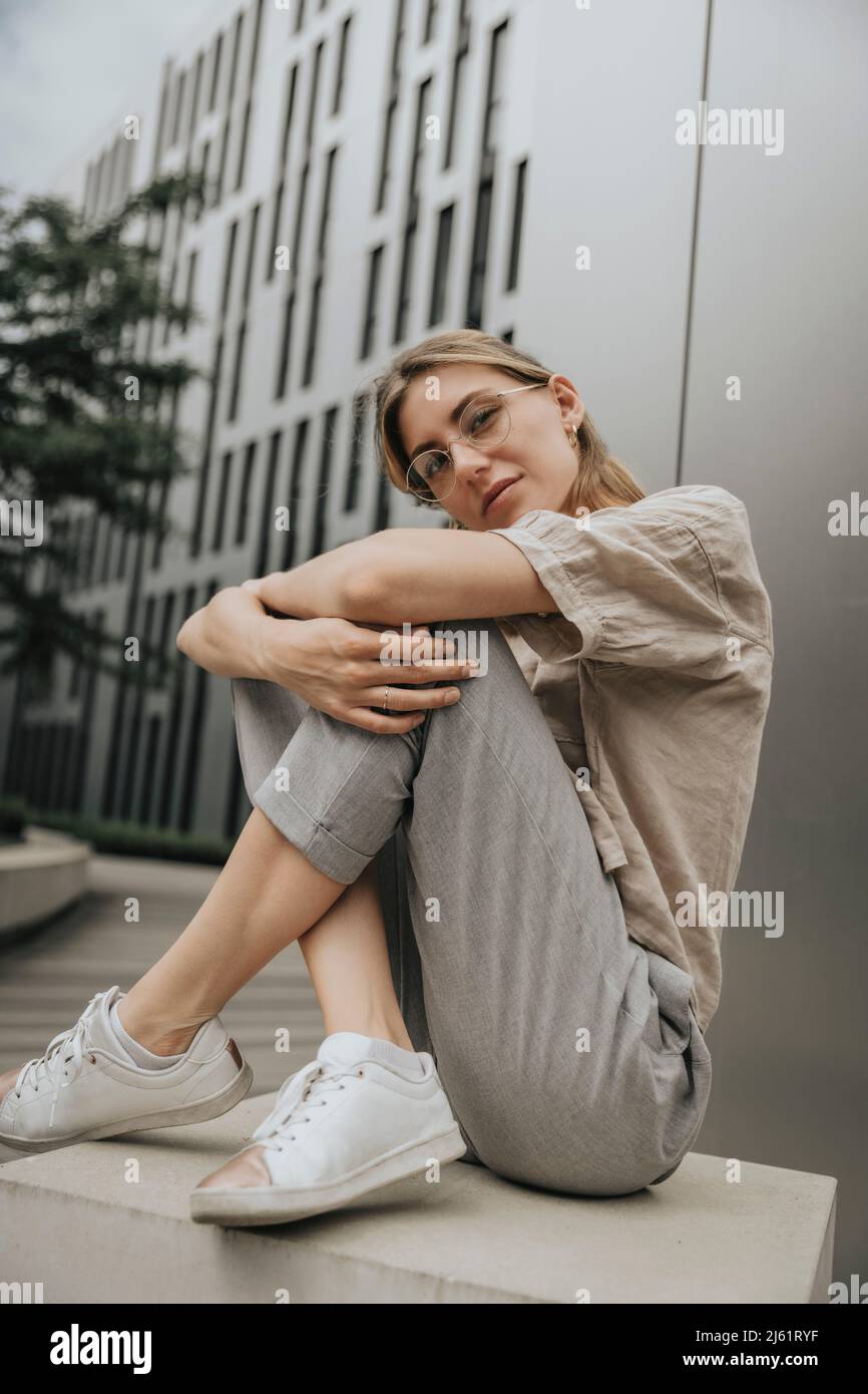 Modern casual woman sitting hi-res stock photography and images - Alamy