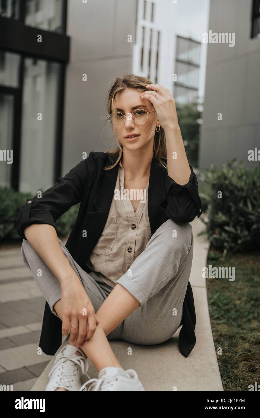 Beautiful women crossed legs hi-res stock photography and images - Alamy